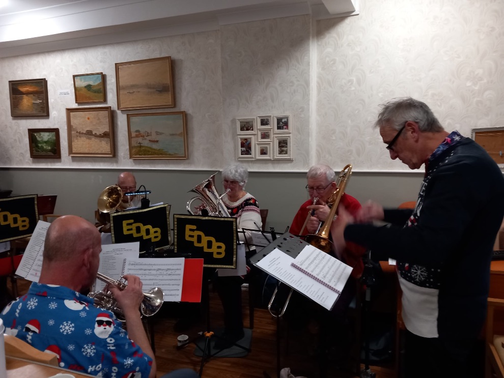 East Devon Daytime Band Serenades Sundial Care Home | The Devon Daily